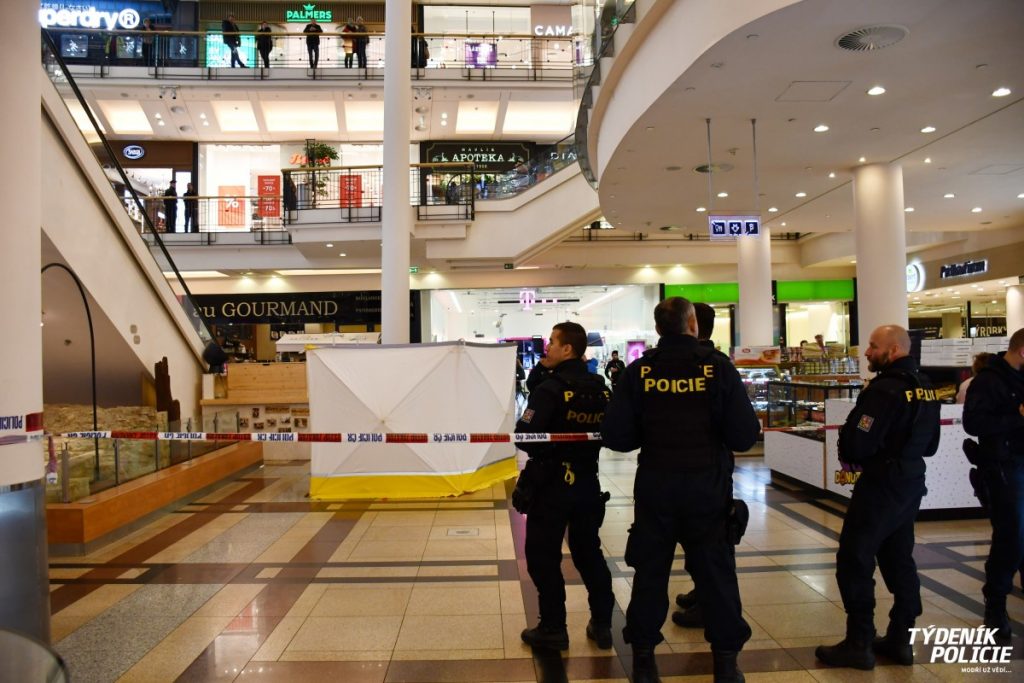 Muž v OC Palladium v centru Prahy nepřežil pád z ochozu, Záchranný kruh